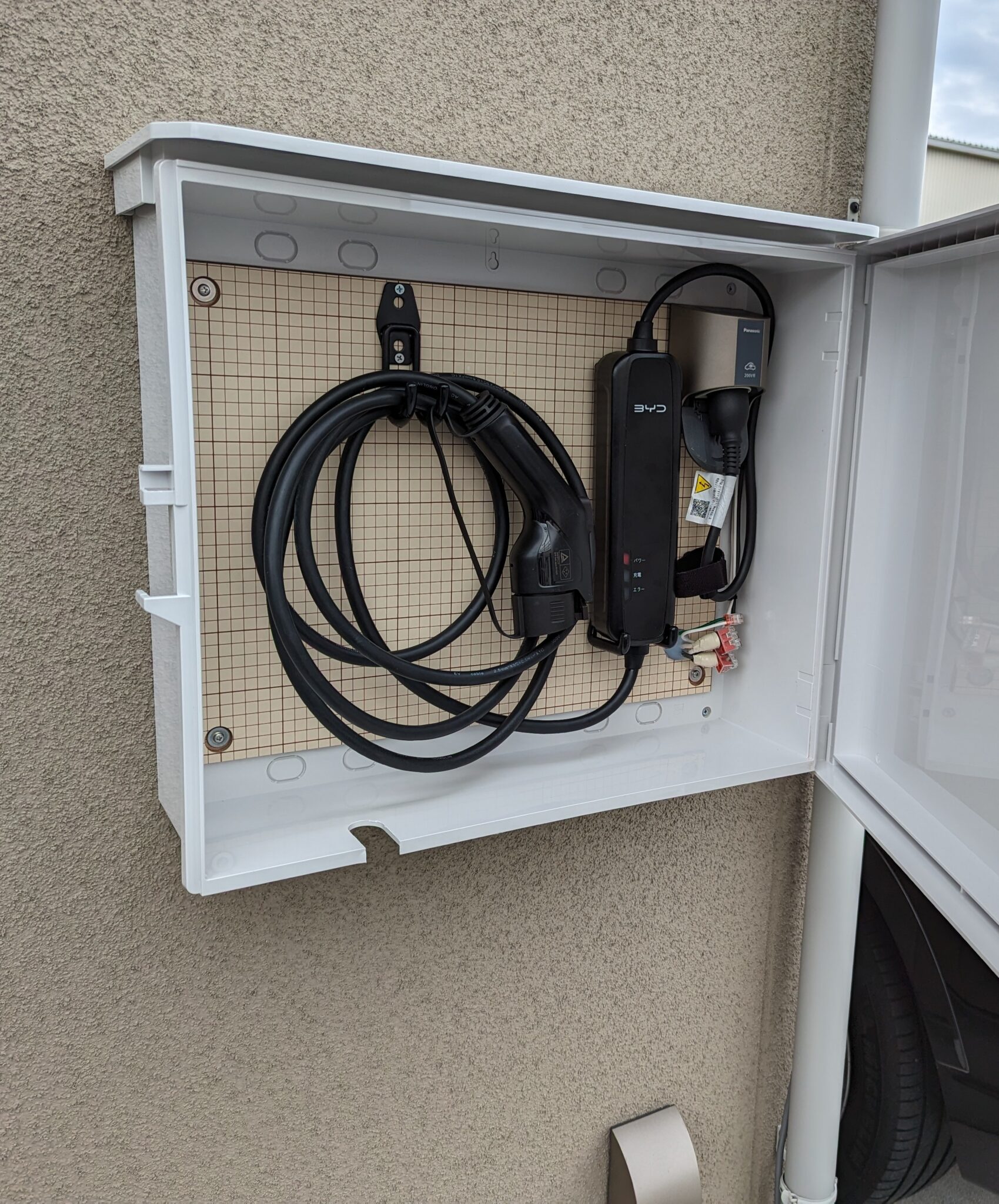 EV充電用コンセントにケーブル収納ボックス取付 | もしかして使える情報集め